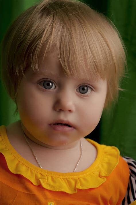 무료 이미지 사람 머리 소년 남성 초상화 색깔 어린이 장난감 표정 헤어 스타일 미소 입 닫다 얼굴 아이들 코 유아 눈 피부 금발