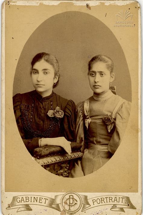 Iverieli ახალგაზრდა ქალი გოგონასთან ერთად