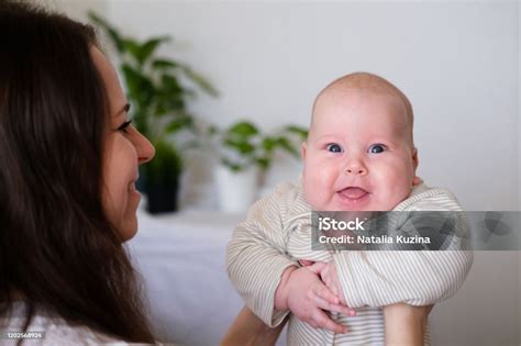 행복한 아기 작은 귀여운 통통한 백인 백인 유아 찾고 어머니 손에 카메라에 미소 가족 생활 엄마 사랑 모성 가정 생활에 대한