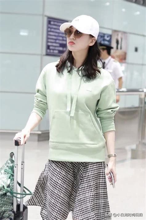 劉詩詩產後首次亮相，薄荷綠衛衣配格紋裙美麗優雅 每日頭條