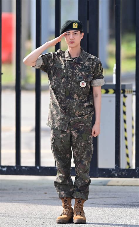 전역 신고하는 방탄소년단bts 진｜스포츠동아