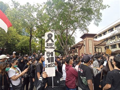 Penyintas Tragedi Kanjuruhan Demo Mabes Polri Ada Yang Berkursi Roda