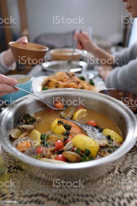 집에서 점심을 먹는 여자 아꾸아 빠짜에 대한 스톡 사진 및 기타 이미지 아꾸아 빠짜 2명 가린 얼굴 Istock