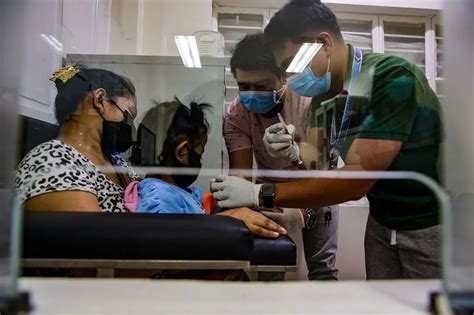 COVID-19 cases bumaba pero kaso ng dengue, leptospirosis tumaas | ABS-CBN News