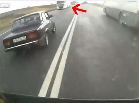 G Russo destrói carro em batida caminhão e sai andando de acidente notícias em Planeta