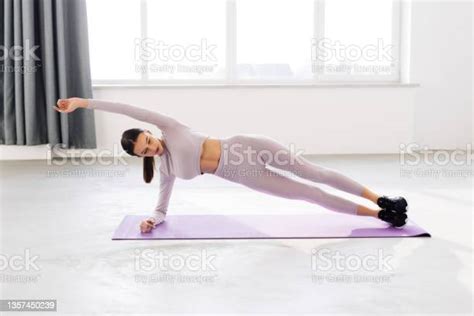 체육관에서 요가 수업 중 사이드 판자 포즈를 연습하는 핸드 스탠드 운동을하는 활동적인 여성 매트 실내 장식에 대한 스톡 사진 및 기타 이미지 매트 실내 장식 백인종