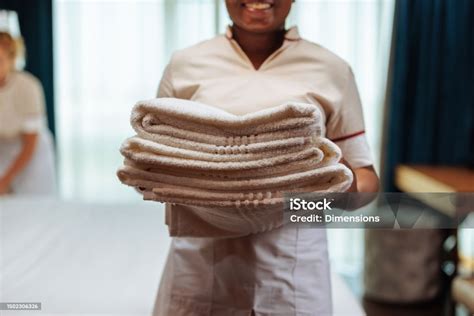 깨끗한 수건을 들고 있는 아프리카계 미국인 호텔 하녀의 클로즈업 서비스에 대한 스톡 사진 및 기타 이미지 서비스 청소하기