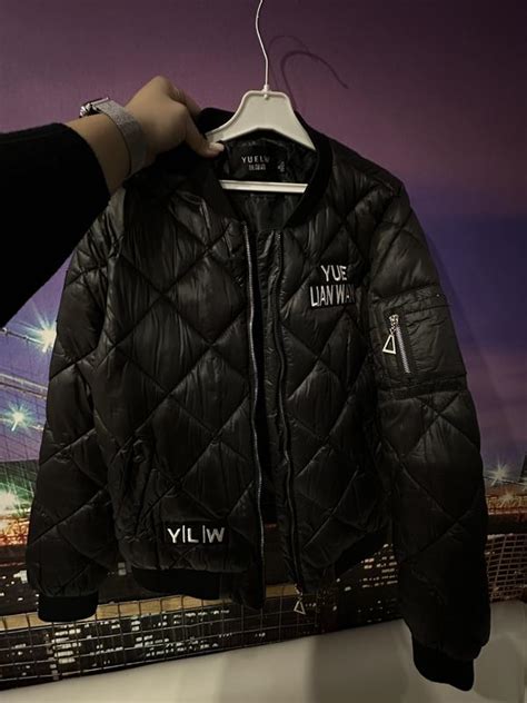 Бомбер куртка — ціна 500 грн у каталозі Куртки Купити жіночі речі за доступною ціною на Шафі