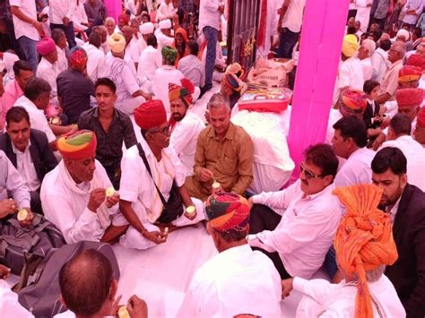 मायरा नाना 500 के नोट की गड्डि‍यों से भरी थाली सिर पर लेकर पहुंचे