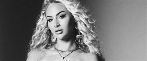 Un Ange La Footballeuse La Plus Sexy Du Monde Pose Comme