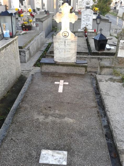 Vand Loc De Veci Cimitir Sf Gheorghe Pite Ti Arhiva Okazii Ro
