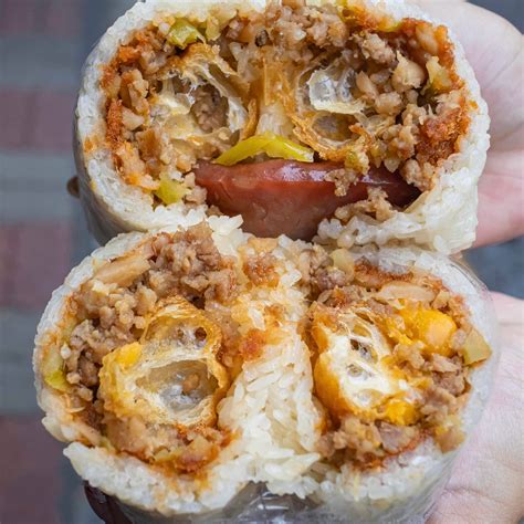 台灣找美食 捏了六十年的飯糰老店鹹蛋尬飯糰繃出新滋味還可以鹹蛋尬滷蛋尬蔥蛋尬荷包蛋