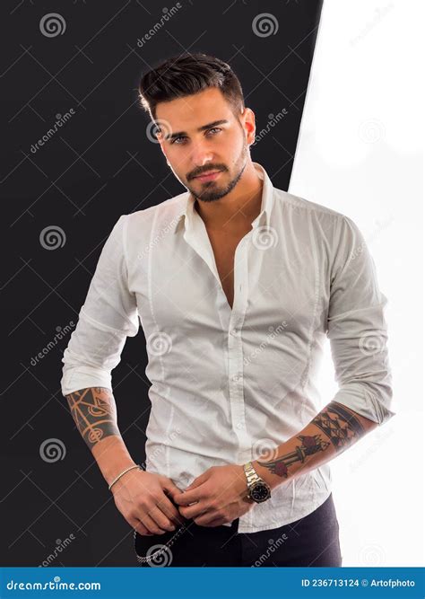 Sch Ner Junger Mann Mit Elegantem Hemd Im Studio Stockfoto Bild Von Kaukasisch Person