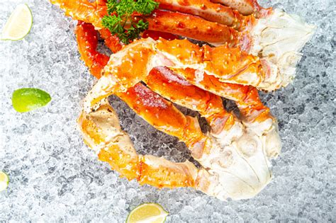 큰 빨간 캄차카 게 발톱 발톱 팔랑다리 촉수 얼음 체리 레몬과 라임 조각이 둥글게 썰어 주위에 누워 신선한 허브 빛 상단 측면보기 주위 가격에 대한 스톡 사진 및 기타