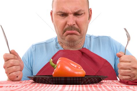 令人不快的饮食者男性秃头饮食白色腹部午餐红色男人盘子减肥高清图片下载 正版图片320203148 摄图网