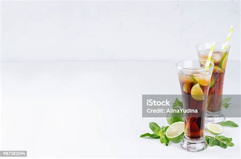 알코올 음료 쿠바 리브레 콜라 얼음 민트 라임 현대 화이트 주방 인테리어에서 두 젖은 긴 잔에 빨 대를 새로 고침 공간에 복사 합니다 0명에 대한 스톡 사진 및 기타 이미지