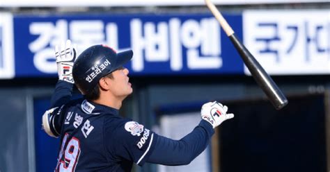 포토 홈런타구 확인하는 민병헌