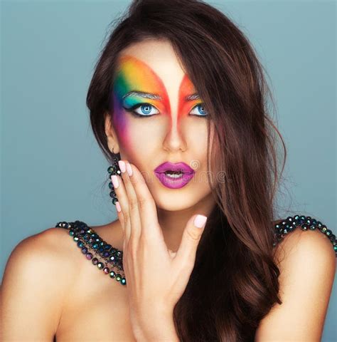 Retrato De Una Muchacha Hermosa Con Un Multicolor Brillante De La Moda