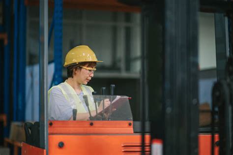 300 Forklift Safety Signs Foto Stok Potret And Gambar Bebas Royalti