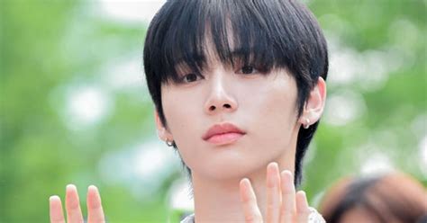 보이넥스트도어 태산 귀여운 손인사 사진