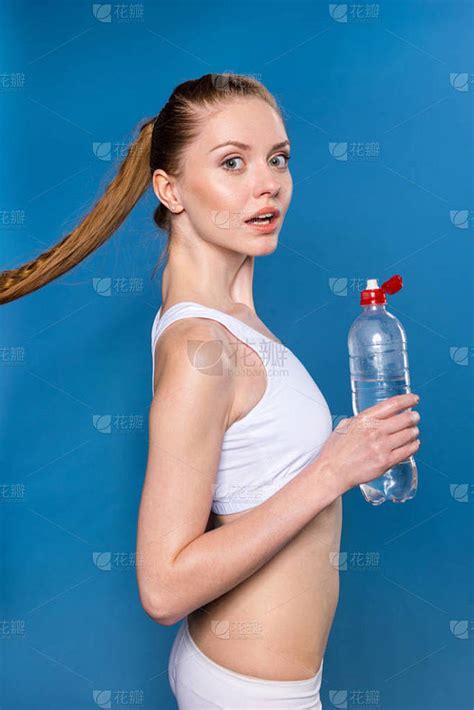 女运动员与运动水壶