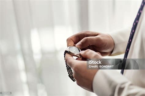 그의 손목 시계 남자 시계를 손에 넣어 신랑이 결혼식 전에 아침에 준비에 시간을 확인 하는 사업 경영자에 대한 스톡 사진 및