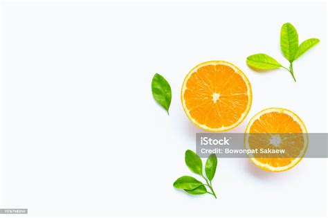 白い背景に分離された葉と新鮮なオレンジ柑橘系の果物 ほっそりしたのストックフォトや画像を多数ご用意 ほっそりした まぶしい