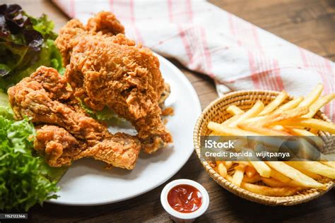 감자 튀김 바구니 케첩 나무 식탁 배경 및 튀긴 닭고기 바 삭 바삭한 샐러드 양상추 건강한 식생활에 대한 스톡 사진 및 기타 이미지 건강한 식생활 고기 굽기 Istock