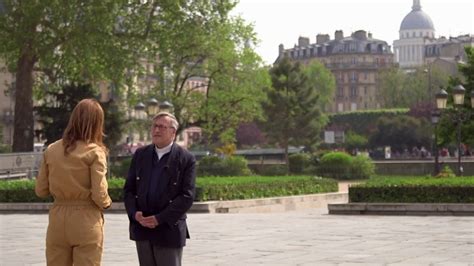 Mgr Patrick Chauvet devant Notre Dame de Paris abîmée La Lettre Patriote