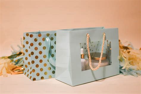 안에 촛불이 든 종이 봉지 사진 Unsplash의  이미지