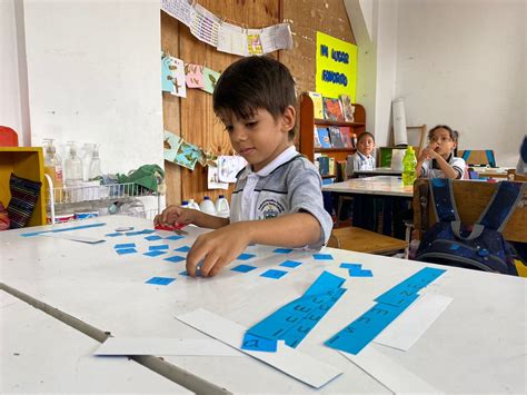 Niño en clase aprendiendo de lectura y escritura Claves para impulsar