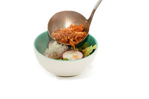 멕시코에서 포졸이라고 불리는 조림 수프를 곁들인 숟가락과 무 칠리 양상추 양파 레몬 등의 채소와 함께 뜨거운 수프의 일관성을 혼합했습니다 Pozole에 대한 스톡 사진 및