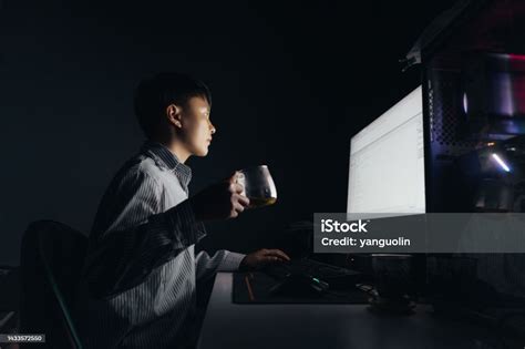 아시아 남자가 밤에 차를 마신다 건강에 해로운 생활 방식 25 29세에 대한 스톡 사진 및 기타 이미지 25 29세 경제 계획 Istock