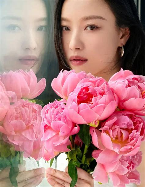 倪妮手捧鲜花娇艳欲滴 一袭白裙气质温婉大气 搜狐大视野 搜狐新闻