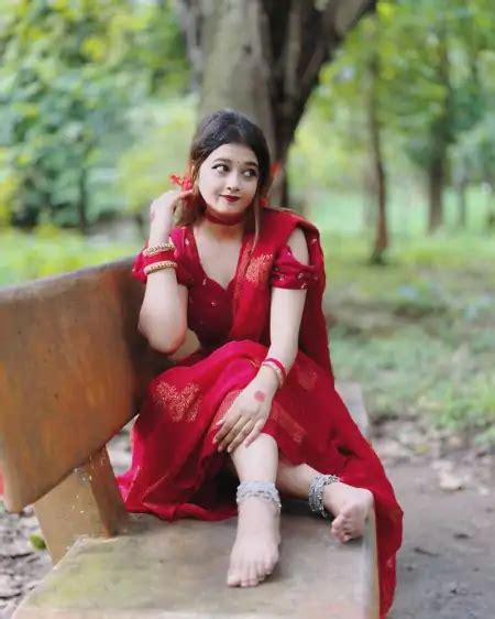 Athina Tabassum Hot Pics And Photos In Saree