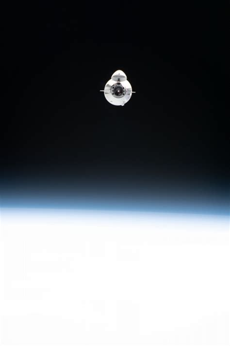 Space Cargo Pictures The Spacex Cargo Dragon Cargo Craft Approaches The