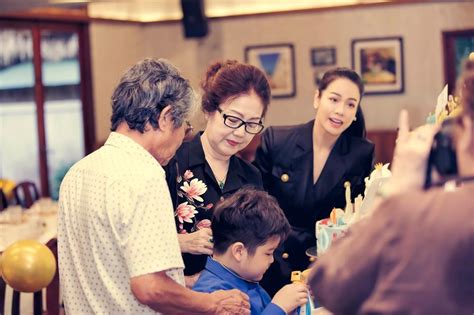 Ảnh nét căng Nhật Kim Anh cụng ly khoác tay mẹ chồng cũ sao