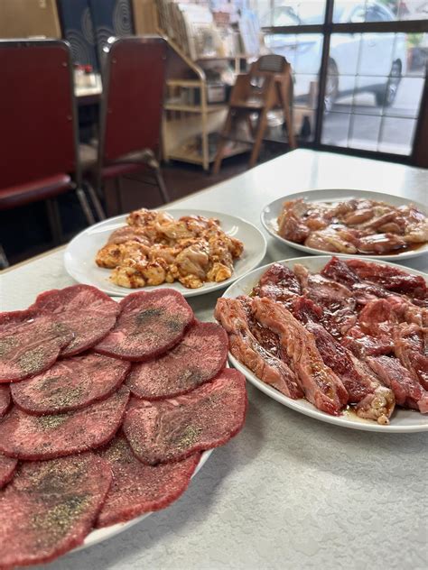 一宮市 某焼肉店 牛タン 1250円 牛カルビ 750円 牛ホルモン 500円 かしわ 500円 ⚠️写真は全て1人前です。 大人がかなり