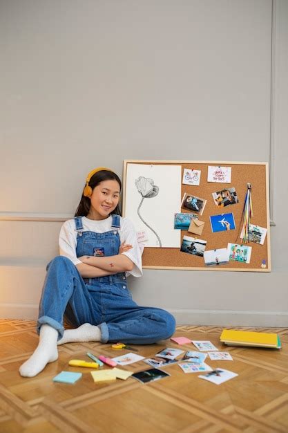 Mulher criando seu próprio quadro de visão Foto Premium