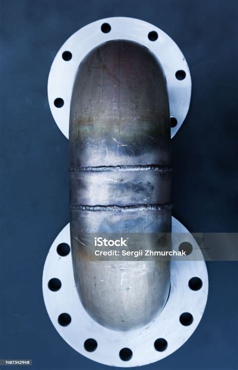 검은색 배경에 격리된 끝에 두 개의 플랜지가 있는 용접된 스테인리스 스틸 구부러진 파이프 0명에 대한 스톡 사진 및 기타 이미지 0명 강철 검사 보기 Istock