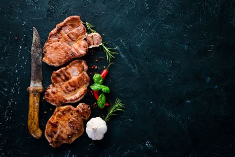 로즈마리와의 고기 스테이크 그릴 바베 큐입니다 에 검은 돌 배경 최고의 볼 수 있습니다 무료 사본 공간입니다 0명에 대한 스톡