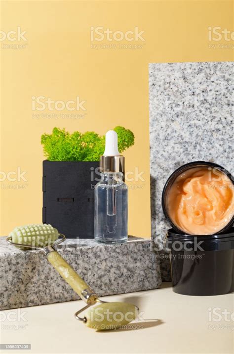 밝은 색상의 배경과 화강암 돌에 마사지 롤러와 얼굴 세럼과 모이스처라이저 바디 및 페이스 케어 제품 0명에 대한 스톡 사진 및 기타 이미지 Istock