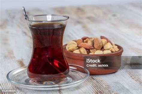 오래 된 소박한 테이블에 견과류와 말린 과일을 섞어 줍니다 골드 피스타치오 캐슈 헤이즐넛 아몬드 및 차 음식 배경입니다 0명에 대한 스톡 사진 및 기타 이미지 Istock