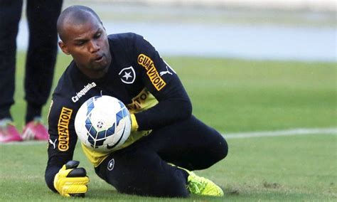 Jefferson volta ao Botafogo mas time tem uma série de desfalques para