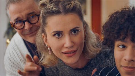 Julie Van Den Steen Speelt Hoofdrol In Komische Single Bells