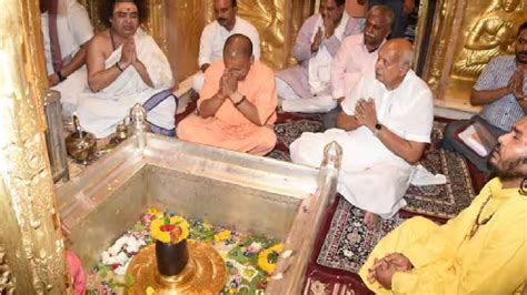 काशी विश्वनाथ मंदिर में Cm योगी ने की पूजा सतुआ बाबा के आश्रम भी