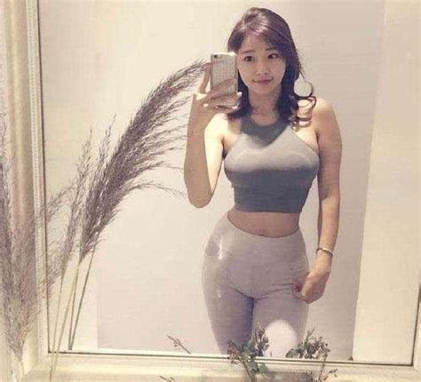 街拍：個性優美的緊身內搭褲美女，充滿溫婉的女人味 幫趣