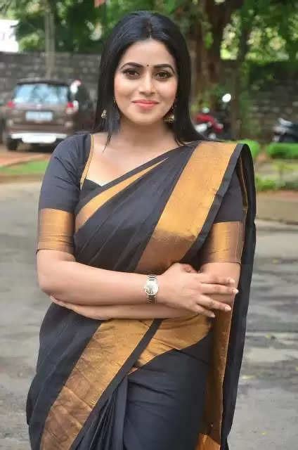 பிரபல நடிகை பூர்ணாவை திருமணம் செய்து கொள்வதாக கூறி பணம் கேட்டு மிரட்டிய