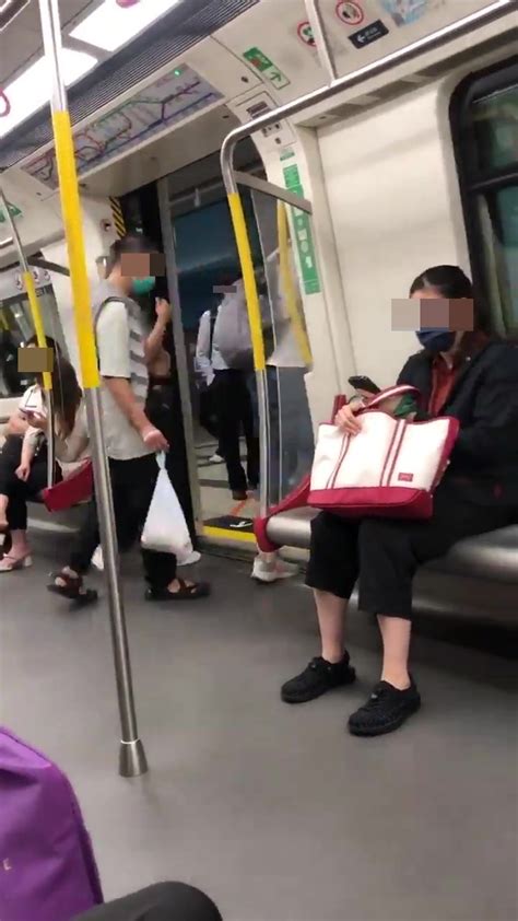補習室車卡？ 青年港鐵車廂開摺枱溫書 網民轟自私：似廟街檔口｜juicy叮 星島日報