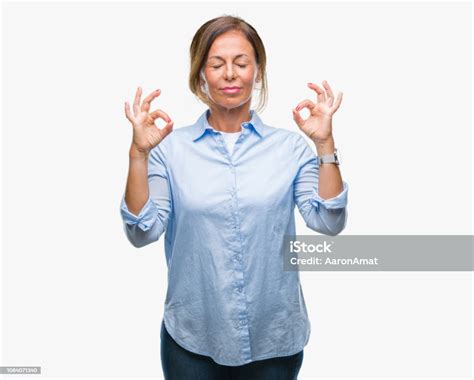 격리 된 배경 위에 수석 히스패닉 여자 휴식 중 년과 눈으로 웃 고 손가락으로 명상 제스처를 하 고 폐쇄 요가 개념 개념에 대한 스톡 사진 및 기타 이미지 Istock